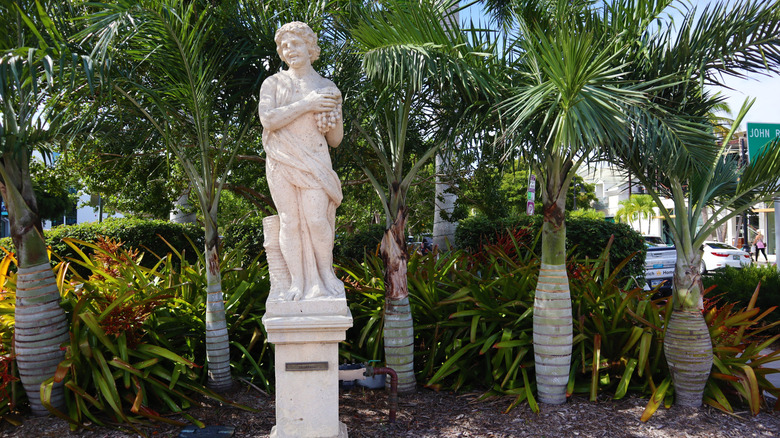 Florida's Massive Outdoor Sarasota Mall Full Of Shops And Restaurants ...