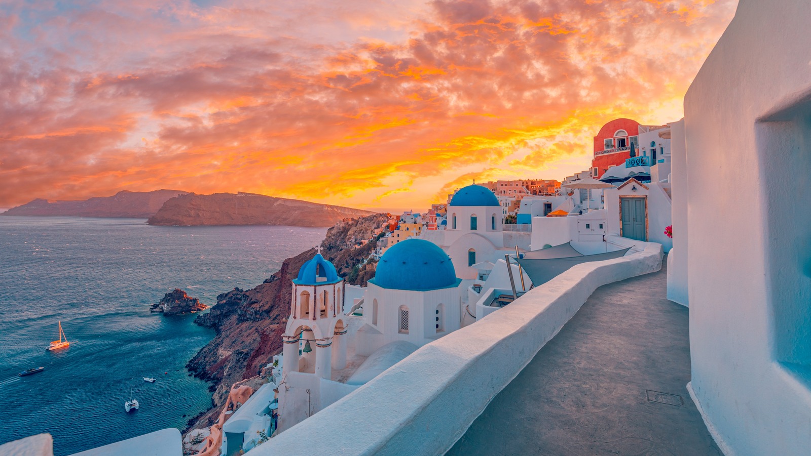The Best Places To Stay In Greece's Popular Island, Santorini, According To Reviews
