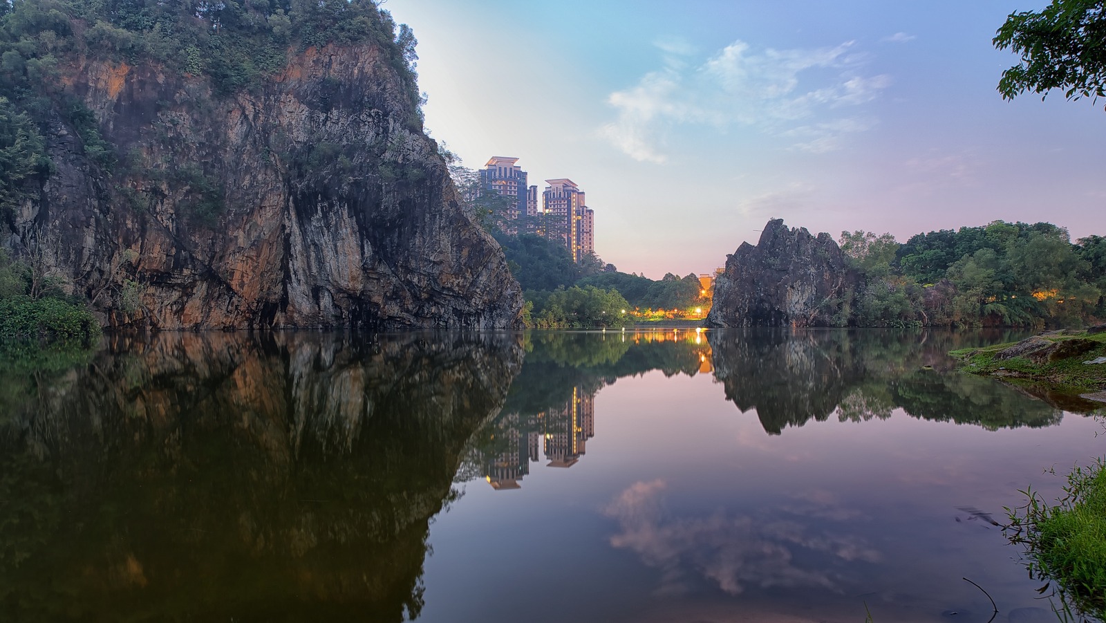 The Lush Quarry Park In Singapore So Breathtaking It's Best Known As ...