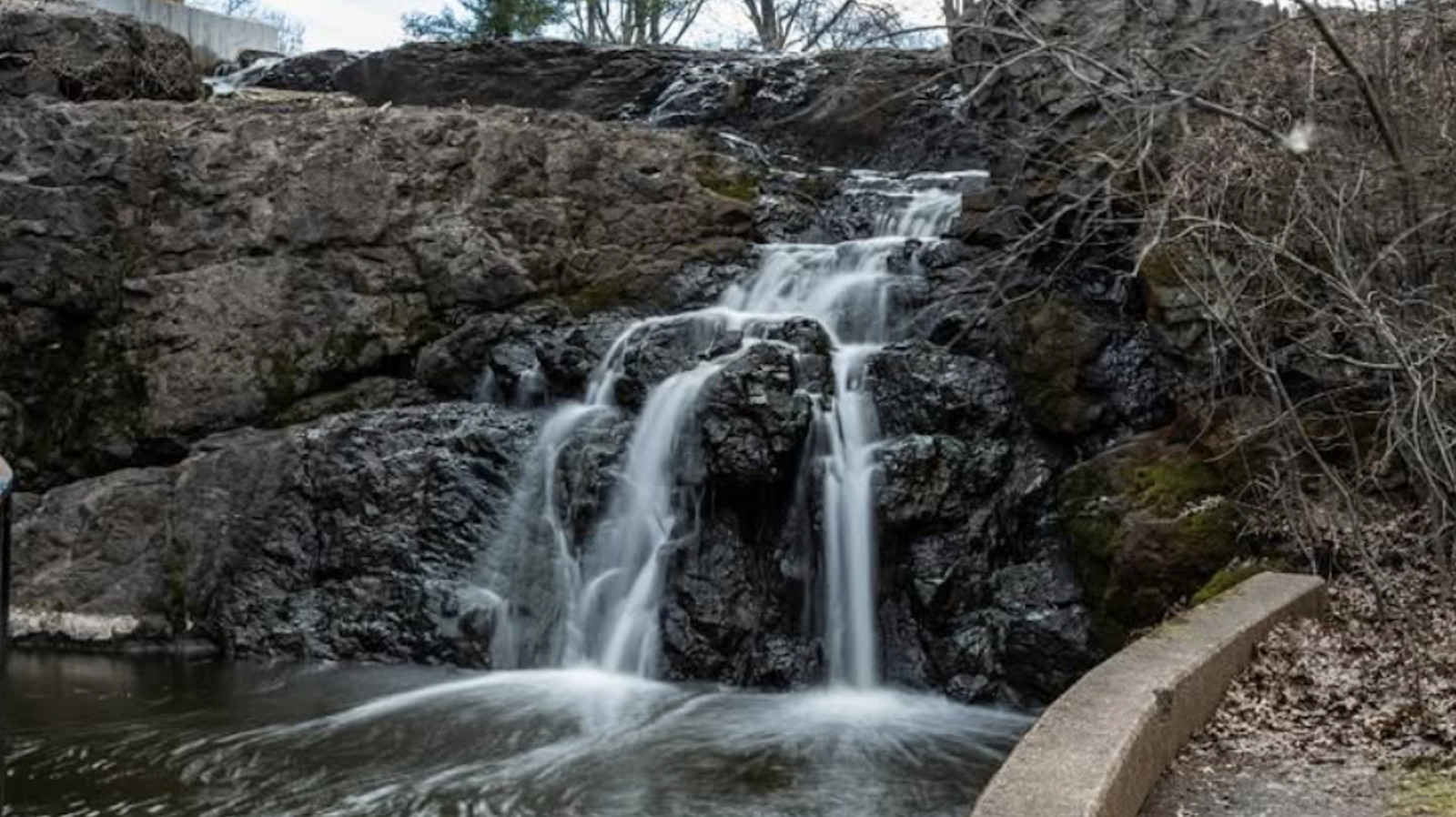 The Smallest Natural Waterfall In The United States Is Tucked Between ...