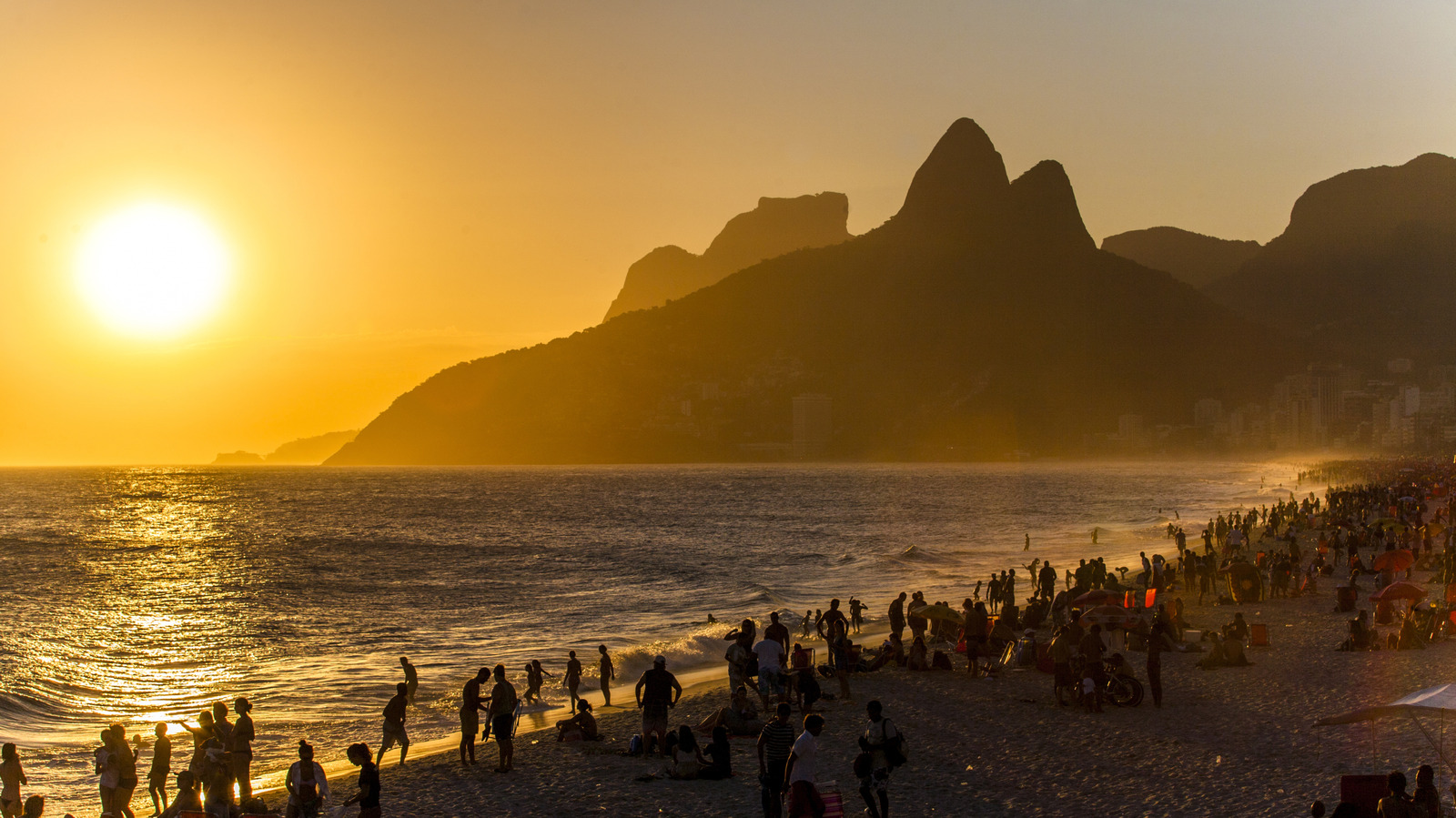 The Sunsets On This South American City's Famous Beach Are So Stunning ... The Sunsets On This South American City's Famous Beach Are So Stunning ...