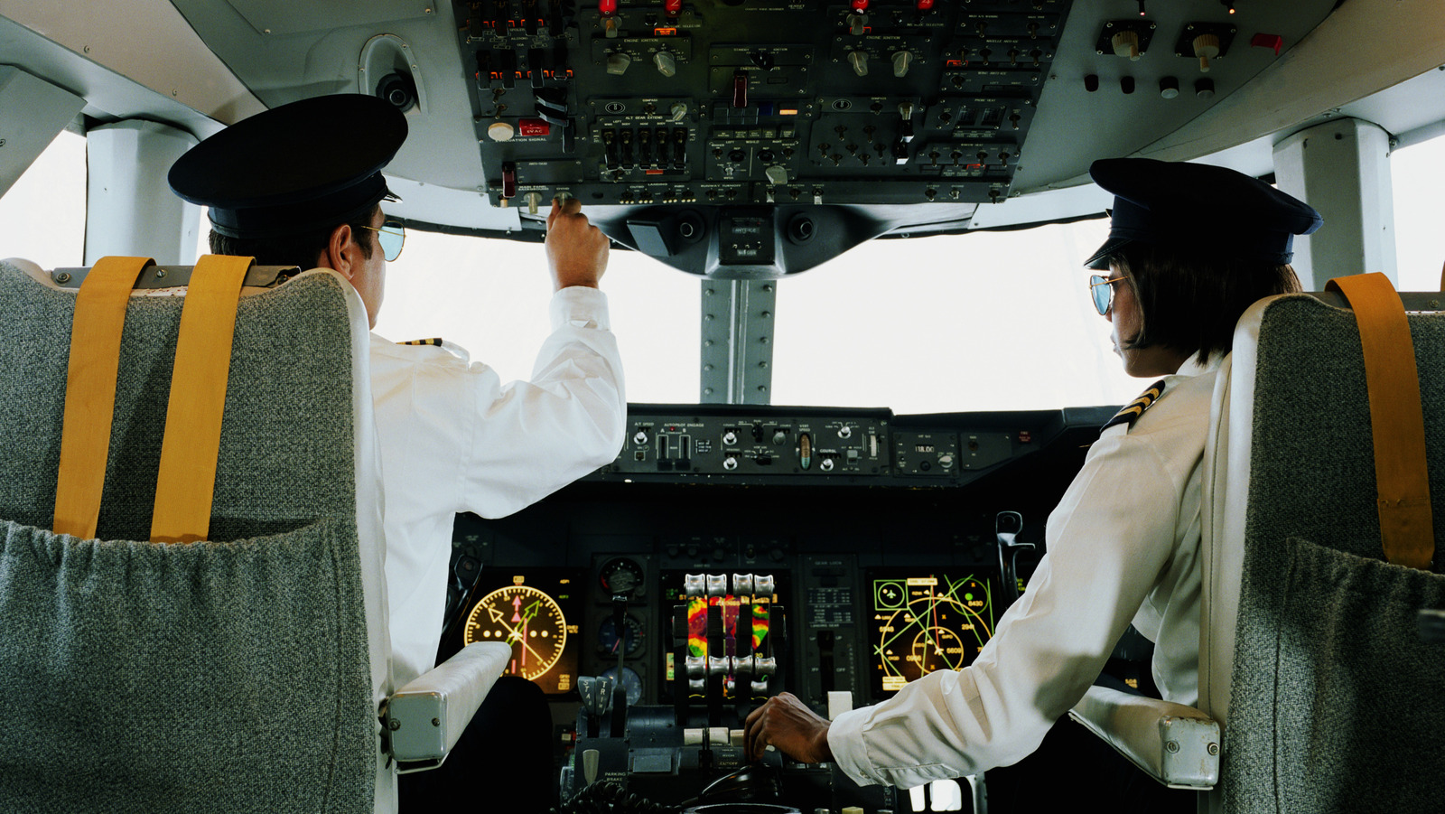The Unexpected Safety Reason Airline Pilots Avoid Eating The Same Meal ...