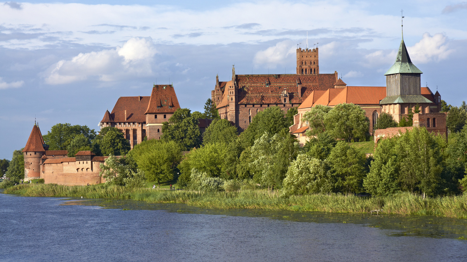 The World's Largest Castle By Land Area Is A Vibrant, Impressive Beauty ...