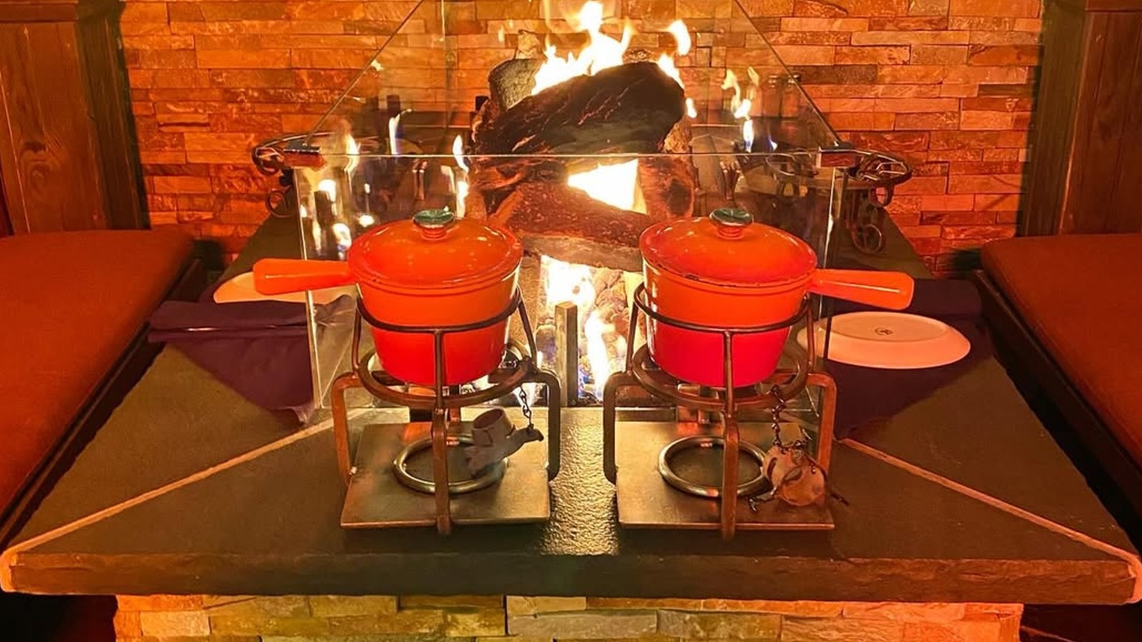 This Cheesy Chicago Hotspot Was Once Named The Most Romantic Restaurant ...