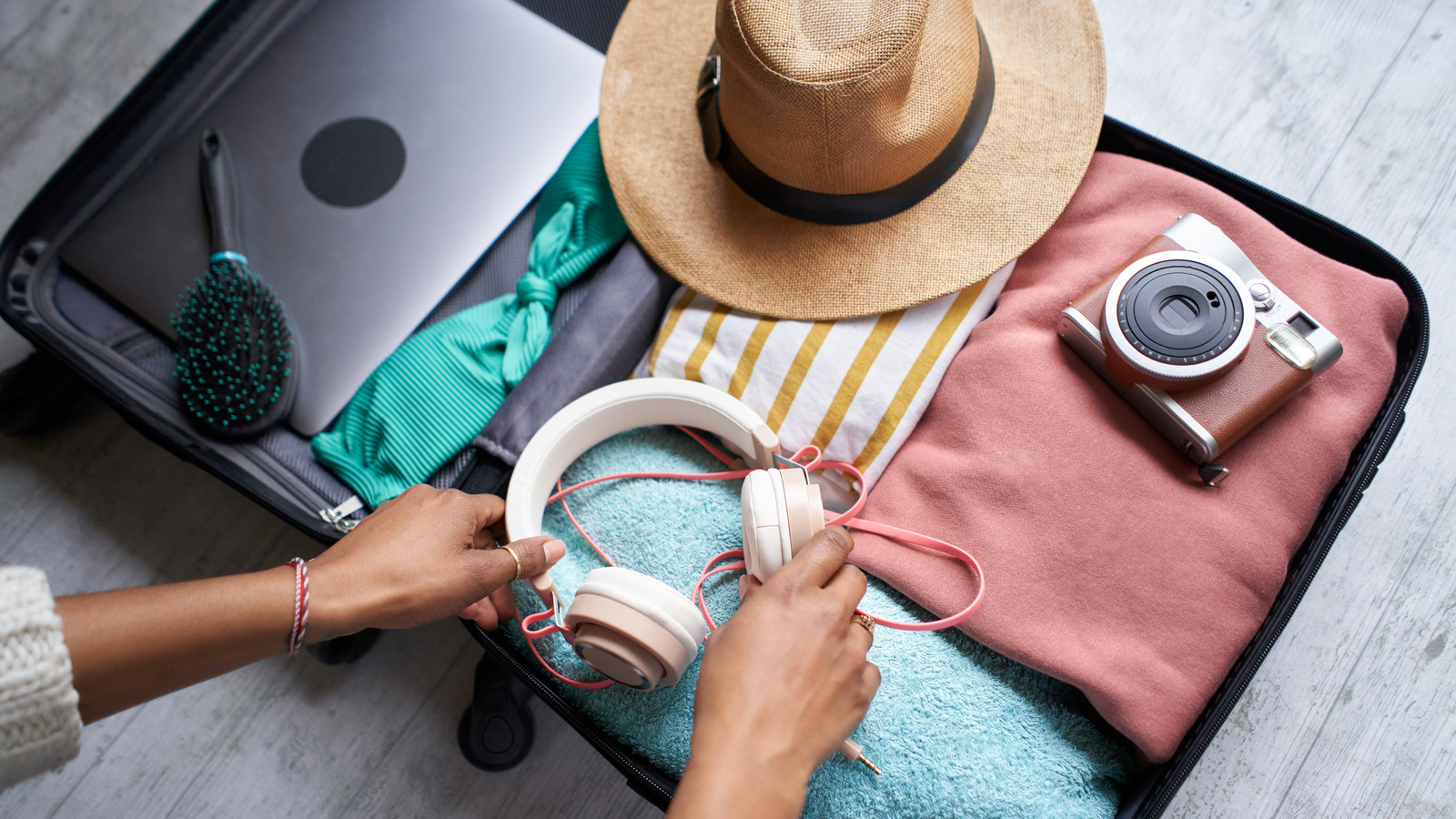 This Easy Luggage Hack For Packing Beach Hats Is A Game-Changer