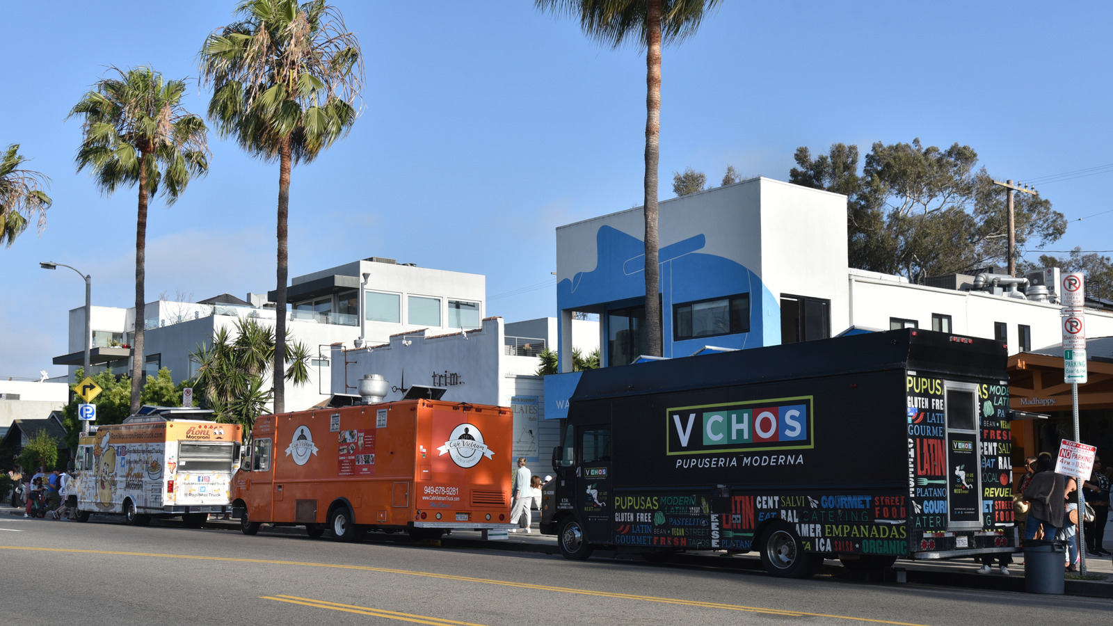 This Famous Boulevard In LA's Venice Beach Transforms Into A Foodie ...