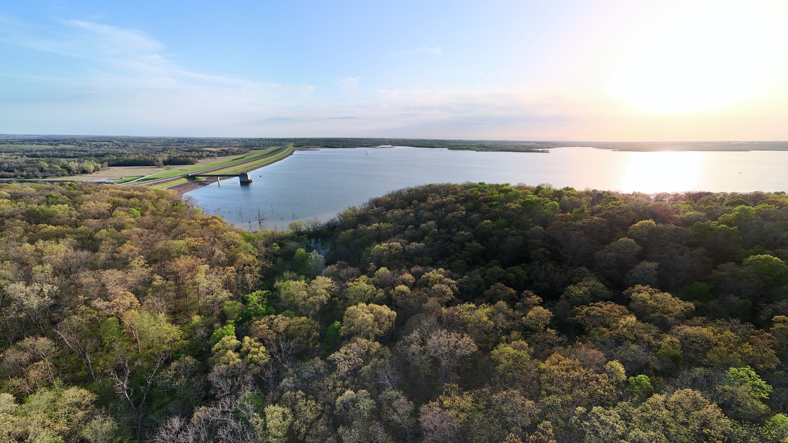 This Friendly Kansas City Is A Peaceful Lakeside Escape With ...