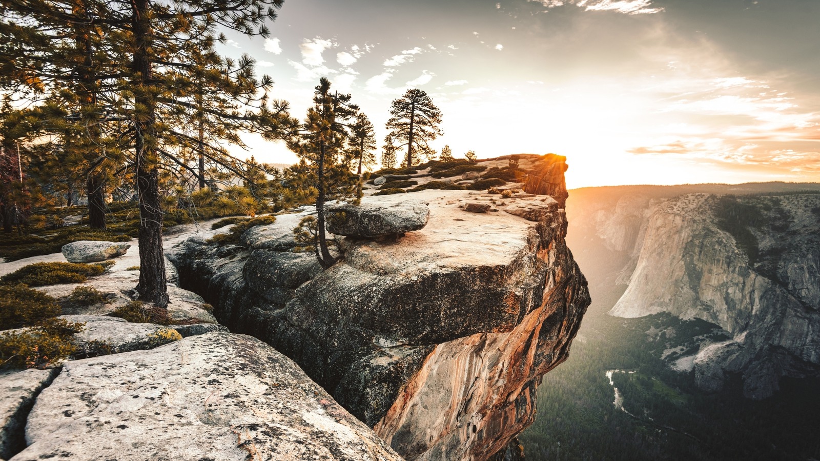 Yosemite's Taft Point Only Opens For Half The Year But Has The Best Views