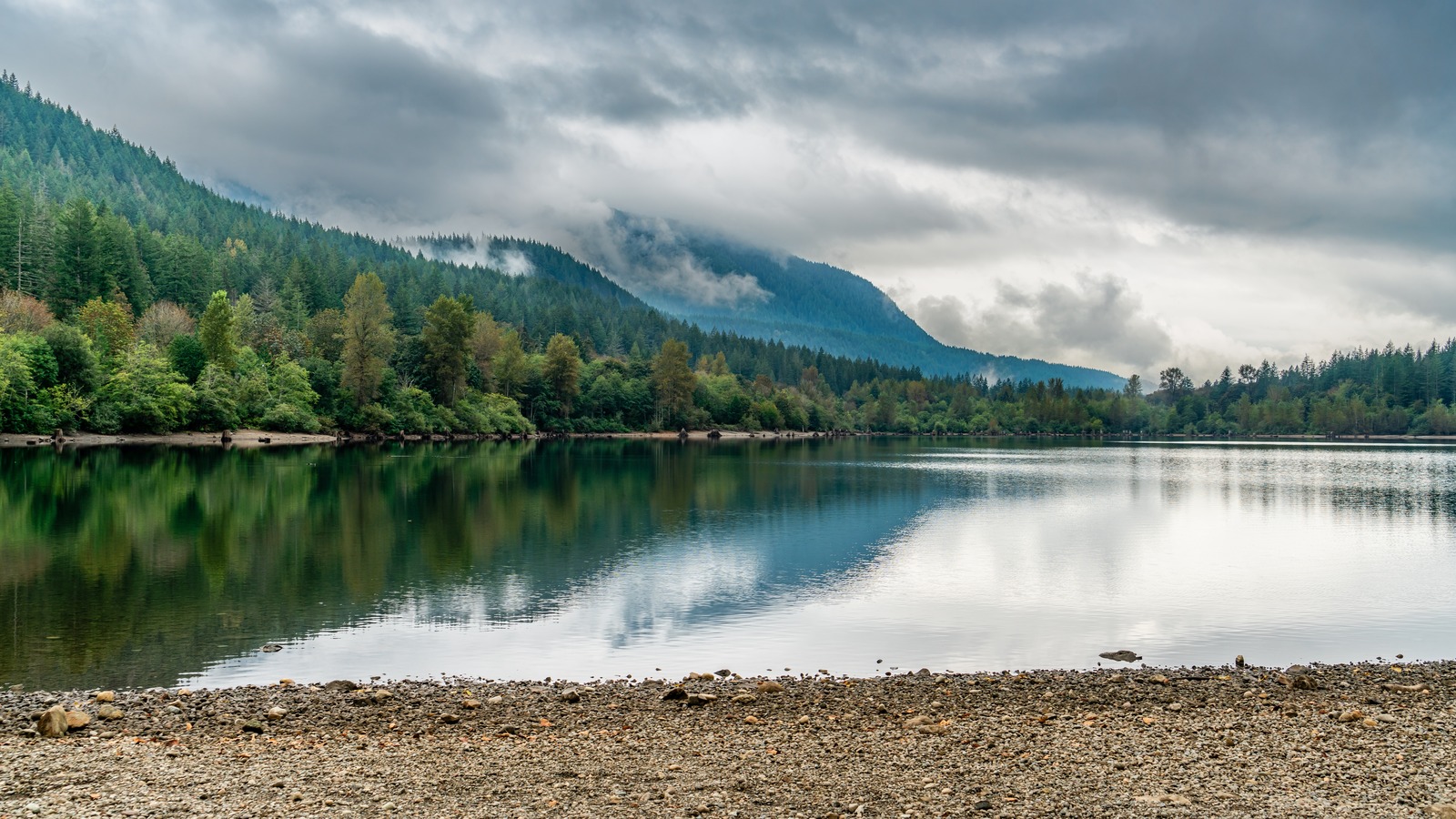 This Ideal PNW Mountain City Hides In Washington Between Cliffs And ...