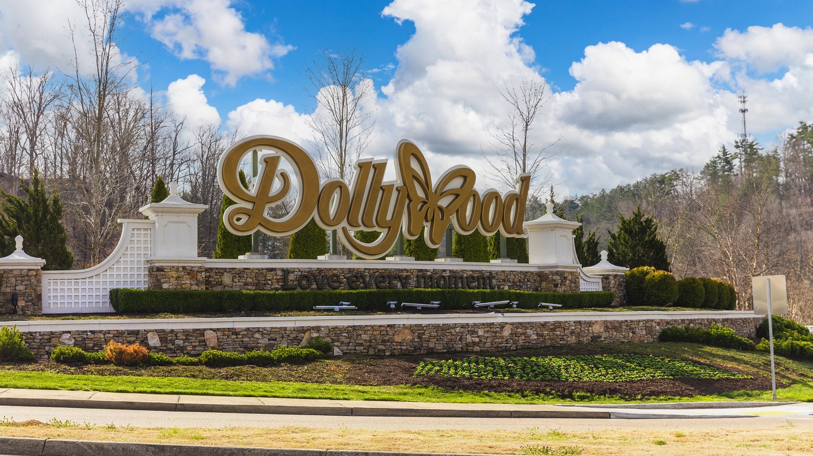Tourists Should Know These Dollywood Park Tips To Save Time When Entering