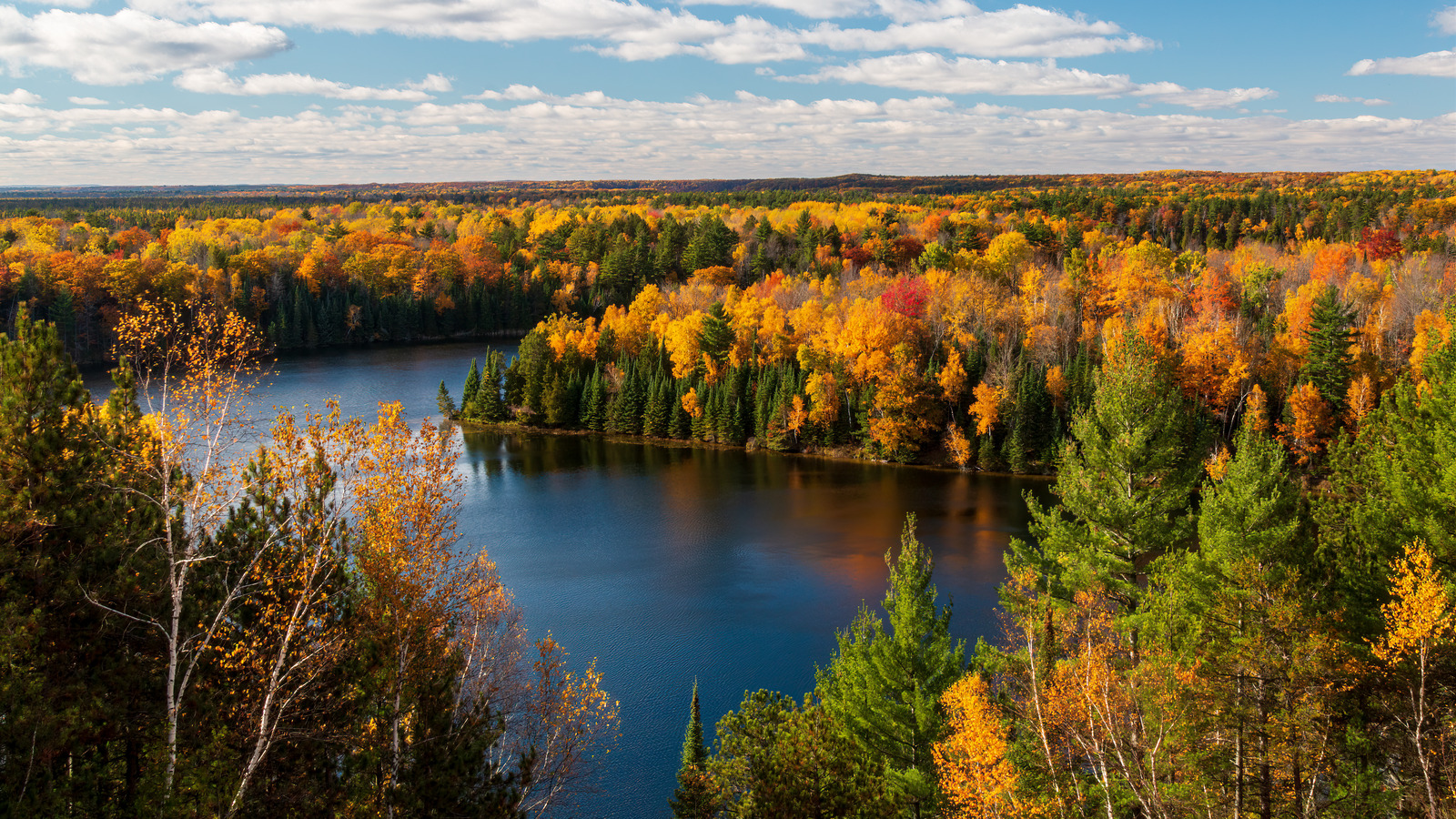 Treat Yourself To A Romantic Lakeside Getaway At This Michigan B&B