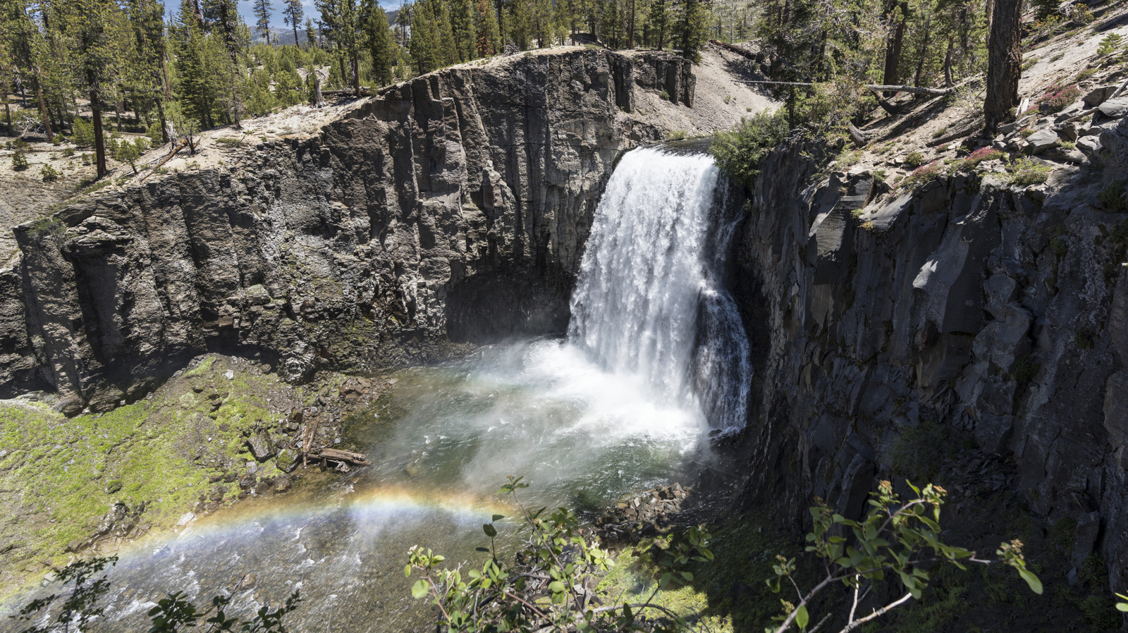 Tucked Inside A California Valley Lies A Breathtaking Waterfall With ...