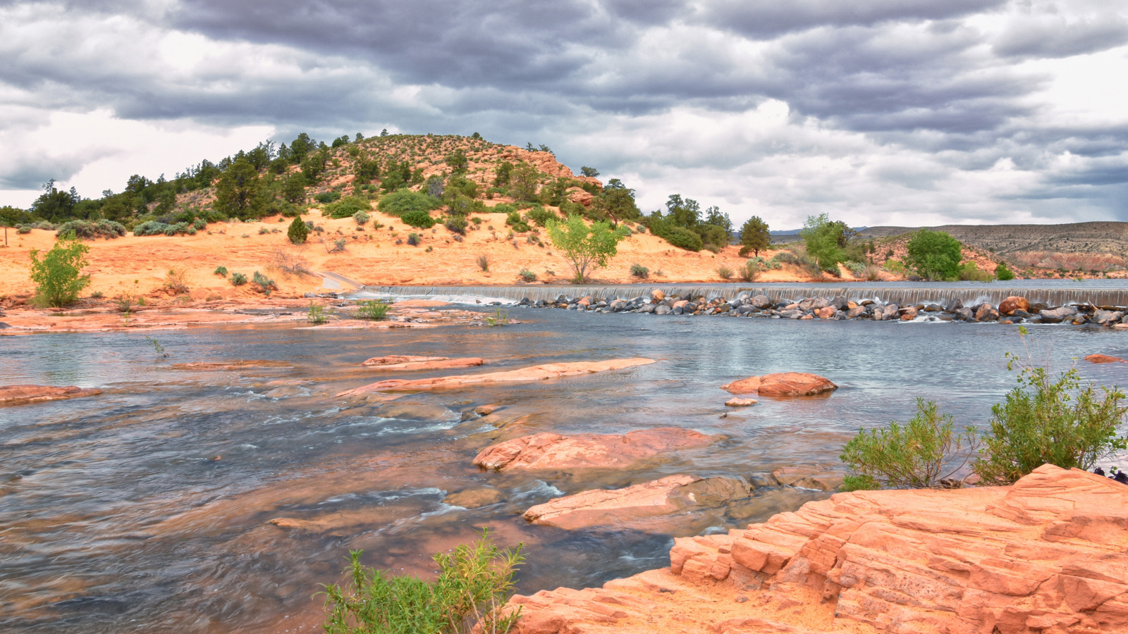 Utah's Glimmering Lake Surrounded By Sandstone Cliffs Is A Breathtaking ...