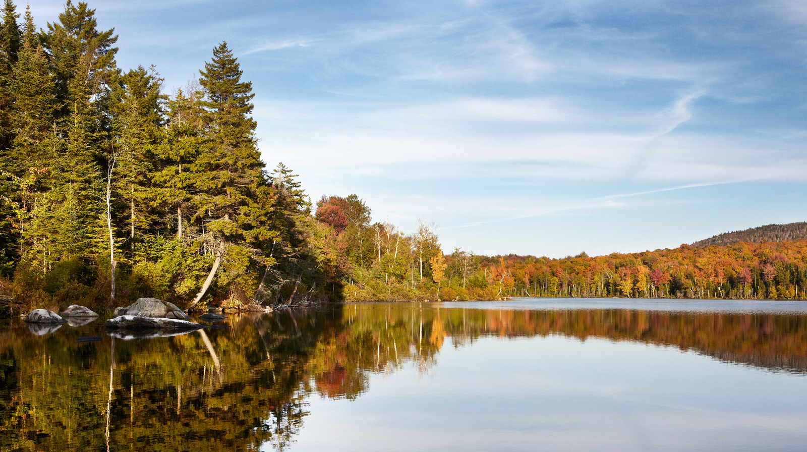 Vermont's Spectacular Glacial Lake Offers An Adorably Rustic Cottage ...