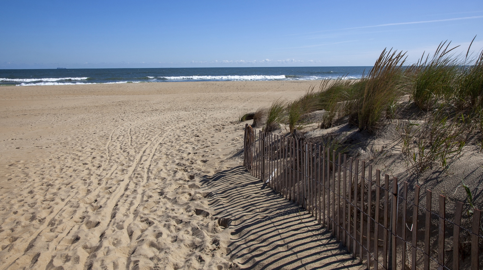 Virginia's Most Underrated Beach Hides Beside A Historic Fort With Bay ...